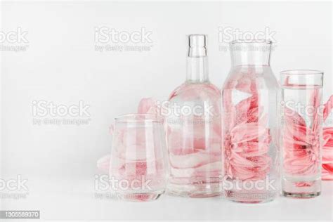 분홍색 꽃은 흰색 배경에 안경과 병에 물을 통해 왜곡 홈 장식 환경 친화적 인 휴식 원예 개념 복사 공간 개념에 대한 스톡 사진 및 기타 이미지 Istock