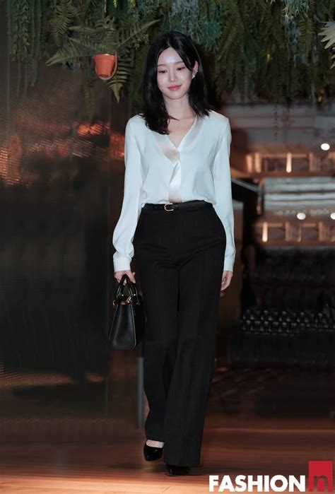 패션엔 [패션엔 포토] 견미리 딸 이유비 더욱 깊어진 성숙美 오늘은 시크한 파워우먼 오피스룩