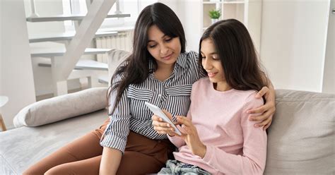 Expert Tips To Help Your Daughter With Menarche Femina In