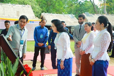 សម្ដេចកិត្តិព្រឹទ្ធបណ្ឌិត ប៊ុន រ៉ានី ហ៊ុន សែន និងលោក ជំទាវ ពេជ ចន្ទមុន្នី