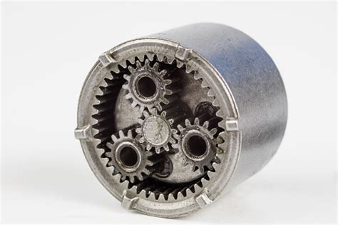 밝은 테이블에 작은 장치에서 행성 장치 기어 바퀴 전문가 장치에서 흰색 배경입니다 0명에 대한 스톡 사진 및 기타 이미지 0명 3차원 형태 강철 Istock