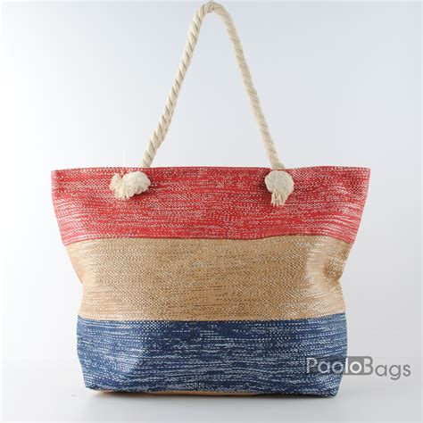 ПЛАЖНИ ЧАНТИ Плажна чанта със здрави и удобни дръжки от корабно въже на цветни райета с ефектни