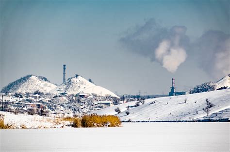 높고 넓은 굴뚝 많은 양의 연기와 물질이 대기로 방출되는 파이프 0명에 대한 스톡 사진 및 기타 이미지 0명 거리가 먼 건축물 Istock