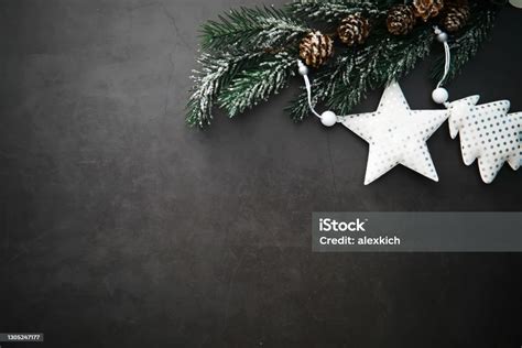 에버그린 트리 수제 장난감 눈송이 글로브 전나무 나뭇가지 문자 소원을 위한 공간이 있는 Xmas 인사말 카드 0명에 대한 스톡 사진 및 기타 이미지 Istock