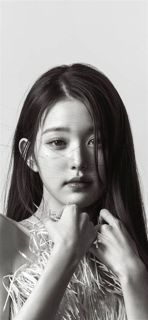 Wonyoung Wallpaper Hitam Sketsa Kartu Putih