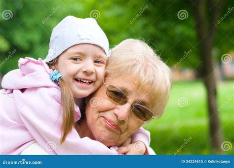Ritratto Della Nonna Con La Nipote Immagine Stock Immagine Di Sfondo Vecchio
