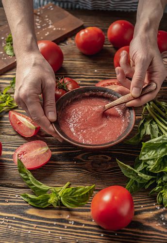 천연 익은 채소에서 토마토와 바질의 전통적인 이탈리아 소스를 요리하는 과정 소박한 스타일 건강한 식생활에 대한 스톡 사진 및 기타 이미지 건강한 식생활 그릇 다이어트
