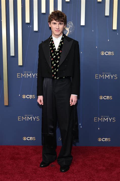 Emmys 2025 Los Looks De Las Celebridades En La Alfombra Roja Glamour