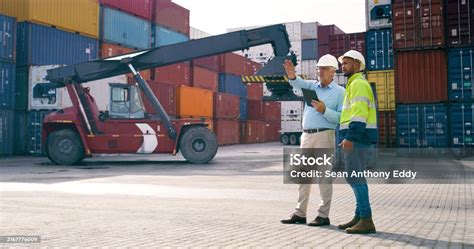 선적장 가리키는 사람들 및 태블릿 보스 및화물의 생산 관리에 대한 설명 실외 디지털 및 공급망 물류 및 창고 기계 엔지니어를 위한 토론 2명에 대한 스톡 사진 및 기타