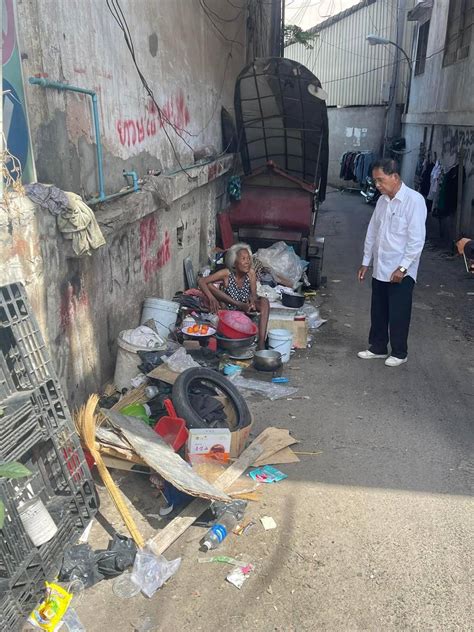 អភិបាល ខណ្ឌ ទួលគោក ចុះសួរសុខទុក្ខ និងនាំយកអំណោយជូនប្រជាពលរដ្ឋក្រីក្រនៅក្នុងមូលដ្ឋានរបស់ខ្លួន