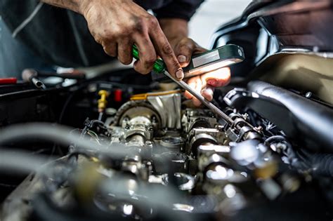 자동차 엔진의 유지 보수를 수행하는 정비사의 클로즈업 검사 보기에 대한 스톡 사진 및 기타 이미지 검사 보기 공연 공예 Istock