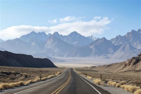Carretera Escénica Con Una Espectacular Cadena Montañosa En El Fondo