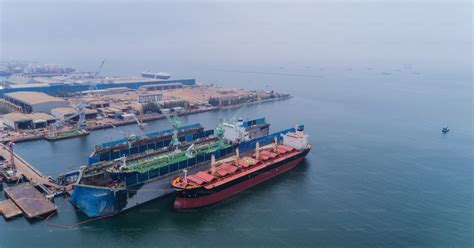 조선소에서 크레인 선박 또는 유조선 선박 수리 선박 또는 수송 개념을 위해 사용할 수 있습니다 사진 Unsplash의 유조선 이미지