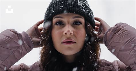 겨울 코트와 비니를 입은 여자 사진 Unsplash의 무료 회색 이미지