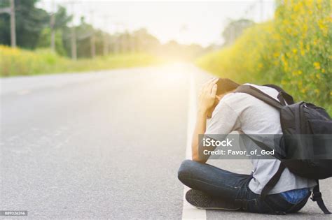 우울과 희망 히치하이커 사람이 길가에 앉아 차를 기다리고 배낭 여행 남자에 대한 스톡 사진 및 기타 이미지 남자 자연