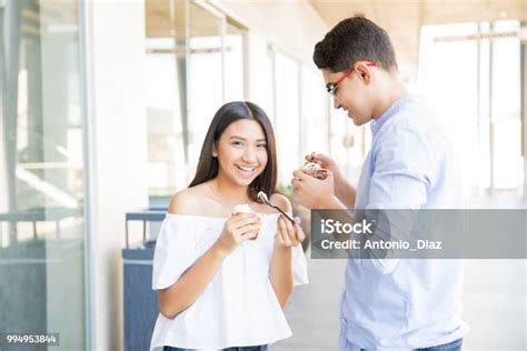 몇 날짜 있고 쇼핑 몰에서 아이스크림을 먹고 우정에 대한 스톡 사진 및 기타 이미지 우정 쥠 컵 Istock