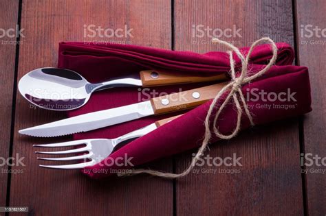 칼 칼 숟가락 포크의 소박한 세트 버건디 냅킨과 꼬기와 함께 크립토러리 나무 배경입니다 공간을 복사합니다 맨 위 보기 0명에 대한 스톡 사진 및 기타 이미지 Istock