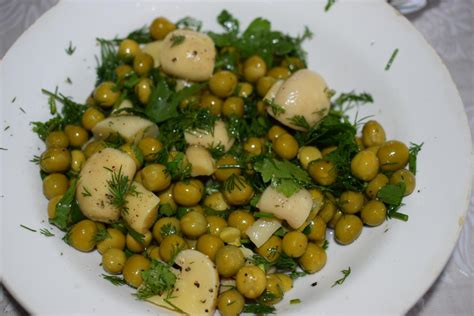 Салат с консервированными шампиньонами и горошком 5 фото в рецепте