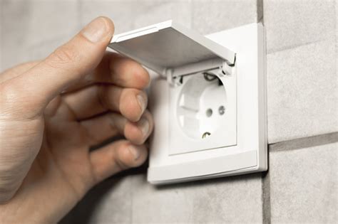 남자는 욕실의 덮개가 있는 안전 방수 전기 스위치 소켓을 열고 있습니다 닫기 가리기에 대한 스톡 사진 및 기타 이미지 가리기 개념 개념과 주제 Istock