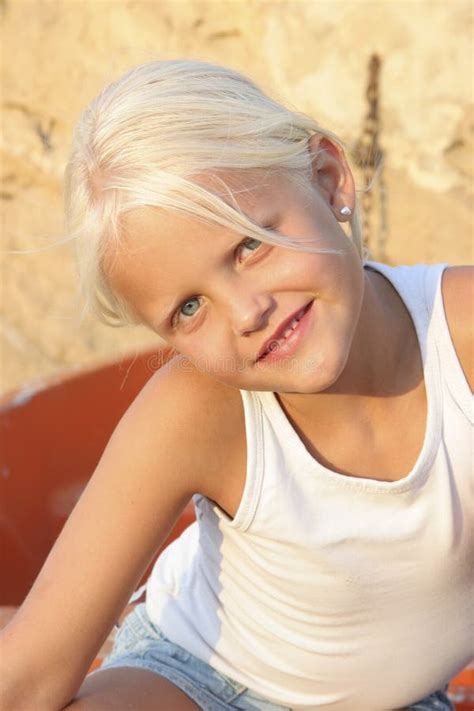 Muchacha Sonriente Foto De Archivo Imagen De Hembra Sonriente 7083816