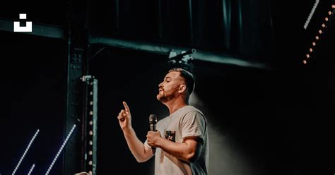 마이크를 들고 서 있는 남자의 사진 사진 Unsplash의 무료 갈색 이미지