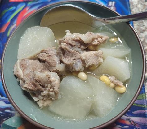 【白萝卜黄豆排骨汤，小白也能轻松上手的做法步骤图】松鼠有锅下厨房