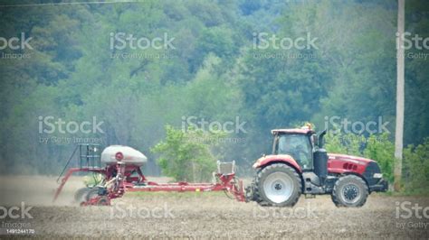 빨간 농장 트랙터의 농부가 봄 파종 시즌 전에 자신의 밭을 관리합니다 오하이오에 대한 스톡 사진 및 기타 이미지 오하이오