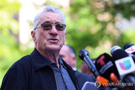 反트럼프 로버트 드니로 재판장 앞 장외 출격…국가 파괴 직격