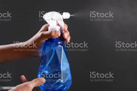 복사 공간이있는 스프레이 병을 들고있는 파란색 고무 장갑의 손 건강한 생활방식에 대한 스톡 사진 및 기타 이미지 건강한 생활방식 검은색 남자 Istock