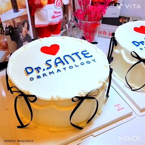 Shorts리본케이크왕관리본케이크하트리본케이크왕관조명케이크조명리본케이크해운대레터링해운대슈가케이크부산슈가케이크장산역케이크좌동광안리센텀송정레터링보관용
