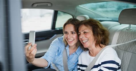 스마트폰을 들고 쾌활한 어른들이 차 뒷좌석에 앉아 셀카를 찍고 있다 사진 Unsplash의 슬로바키아 이미지