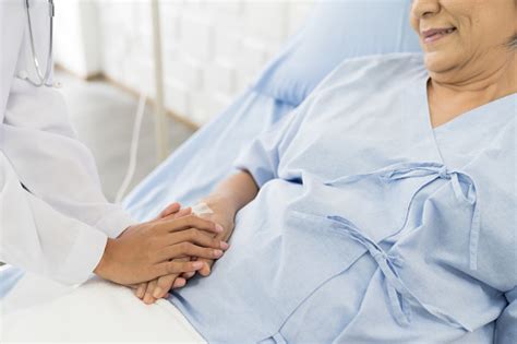 간호사와 노인 여성의 손 클로즈업 병원에서 침대에서 노인 여성의 손을 잡고있는 간호사의 손 사람과 건강 관리 개념 건강 진단에 대한 스톡 사진 및 기타 이미지 Istock