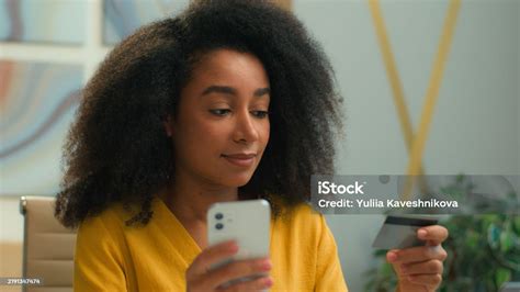 아프리카 계 미국인 민족 사업 여자 여자 고객 사용 휴대 전화 구매 지불 신용 카드 인터넷 은행 웃고있는 여성 실업가 사무실 관리자 임원 온라인 쇼핑 돈 지불 전자 상거래