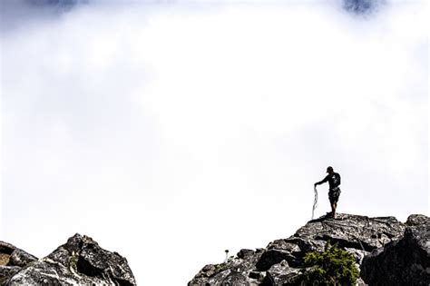 바위 절벽 가장자리에는 구름 테이블 마운틴 케이프 타운 남아 프리 카 공화국에서 세일링 내려오기에 대한 스톡 사진 및 기타 이미지 Istock