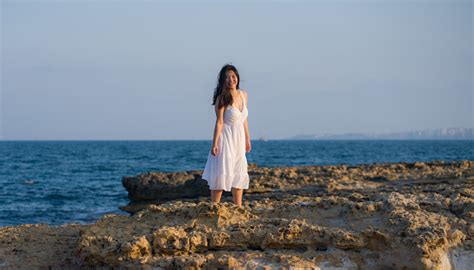 해변에서 젊고 행복한 아시아 여성의 여름 라이프 스타일 초상화 바다 전망과 바위 절벽에서 휴가 여행을 즐기는 바다에 의해 매력적인 한국 소녀 30 34세에 대한 스톡 사진