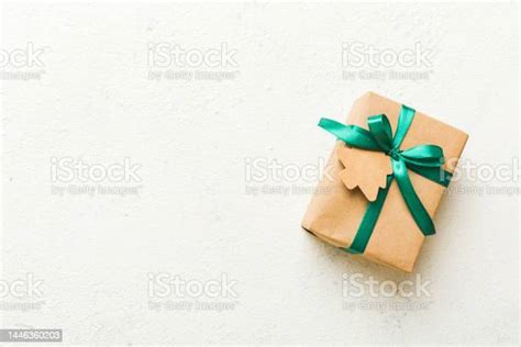 ห่อคริสต์มาสหรือวันหยุดอื่น ๆ ที่ทําด้วยมือในปัจจุบันในกระดาษที่มีริบบิ้นสี กล่องของขวั ภาพสต็อก