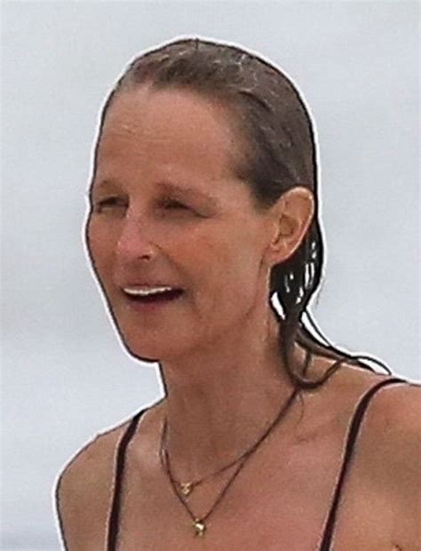 56 Letnia Helen Hunt Surfuje Na Desce Prezentując Godną