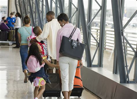 هنگام پرواز با بچه ها چه چیزی را در کیف دستی به داخل هواپیما ببرید