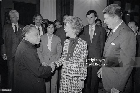 First Lady Nancy Reagan Looks At Deng Xiaoping Chinas Senior Nachrichtenfoto Getty Images