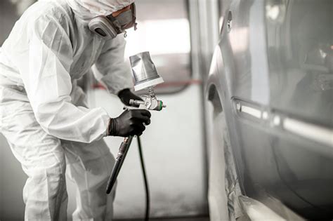 자동차 화가 도장 챔버에 페인트 스프레이 건으로 자동차 부품을 살포 스프레이 도장에 대한 스톡 사진 및 기타 이미지 스프레이 도장 옻칠한 가스 압축기 Istock