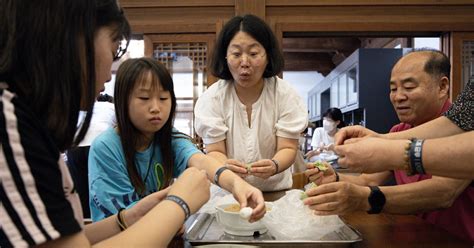 추석 앞두고 송편 빚기 체험
