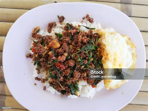 다진 고기와 계란 후라이를 곁들인 바질 볶음 밥 위에 얹어 드세요 매운 아시아 음식 0명에 대한 스톡 사진 및 기타 이미지