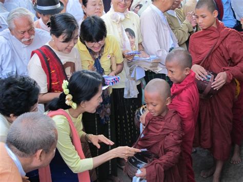 ငွန်ငယ်မိုး™ သံဃာေတာ္မ်ားကို ေဒၚေအာင္ဆန္းစုၾကည္ သကၤန္း ကပ္လွဴ