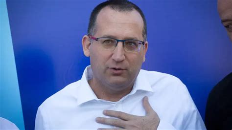 ראש עיריית גבעתיים רן קוניק עורר סערה טפסי אבא ואמא הם חושך ערוץ 7