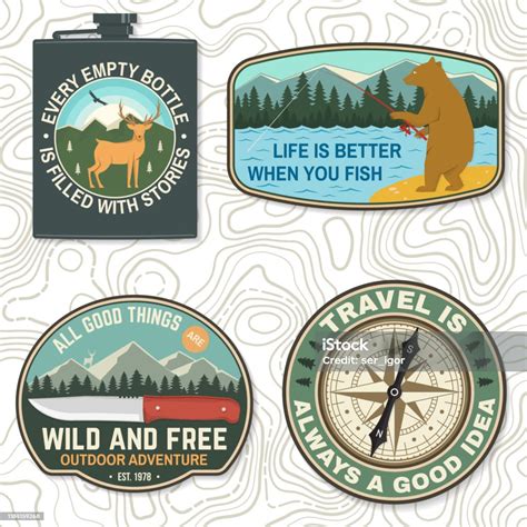 야외 모험 따옴표 기호의 집합입니다 벡터 배지 패치 셔츠 프린트 스탬프 또는 티셔츠에 대한 개념 낚시 곰 칼 산 사슴 나침반 플라스크 산 실루엣 디자인 곰에 대한 스톡 벡터