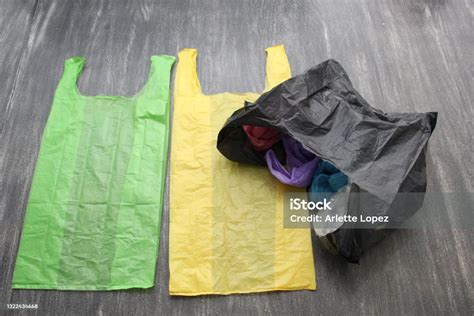 7월 3일 일회용 비닐 봉지를 줄이고 책임있는 소비를 촉진하기 위해 국제 비닐 봉지 무료 의 날을 기념합니다 0명에 대한 스톡 사진 및 기타 이미지 Istock