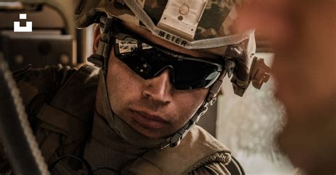 검은 색과 갈색 위장 재킷을 입은 남자 검은 색 선글라스를 착용 사진 Unsplash의 무료 육군 이미지