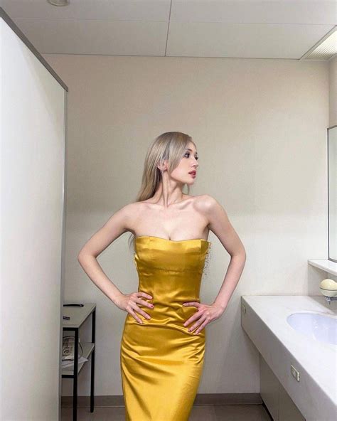 全昭弥穿抹胸裙秀蝴蝶骨 玩转银色透视装性感翻倍 搜狐大视野 搜狐新闻