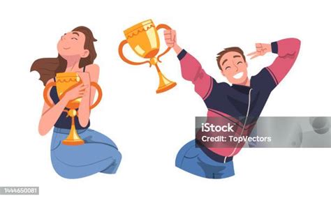 트로피 컵으로 승리를 축하하는 성공적인 재능 있는 사람들은 만화 벡터 일러스트레이션을 설정합니다 사무실에 대한 스톡 벡터 아트 및 기타 이미지 Istock