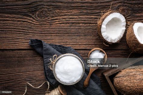 슈퍼 푸드 차가운 압착 유기 코코넛 오일 유리 항아리에 복사 공간 신선한 너트로 장식 식용유에 대한 스톡 사진 및 기타 이미지 식용유 건강관리와 의술 건강한 생활방식